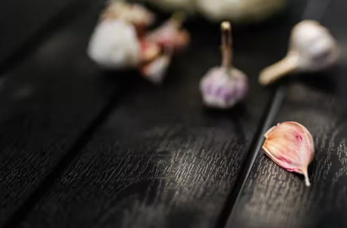 Black Garlic vs. White Garlic: What is black garlic, white garlic, and ...